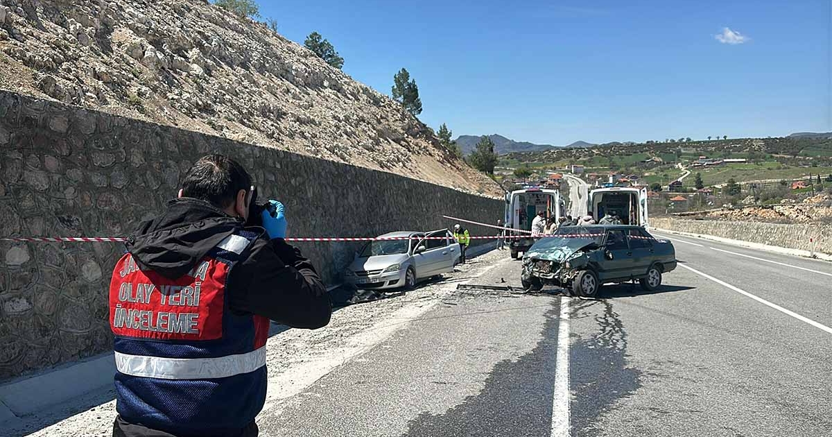 UŞAK’TA FECİ KAZA: KARI-KOCA HAYATINI KAYBETTİ, 3 KİŞİ YARALANDI | Denizli Yeni Olay Haber